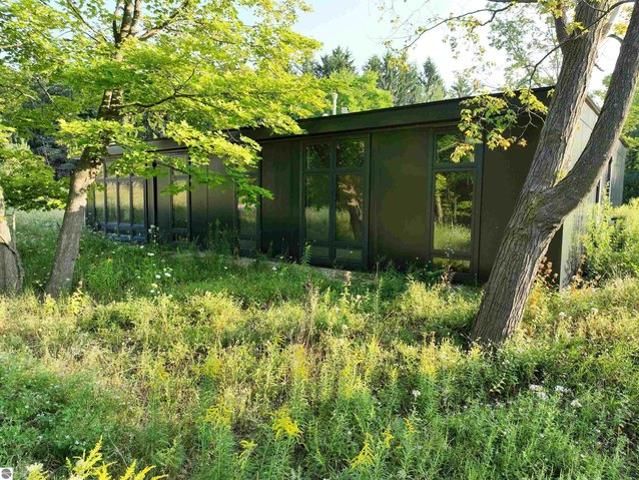 656 N Thunder Rd, Northport, MI 49670