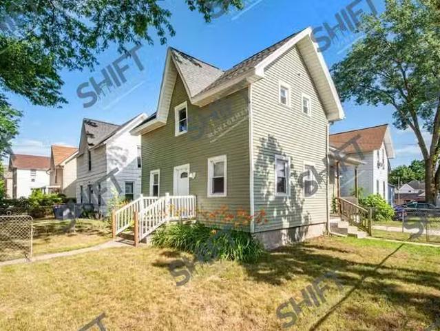 656 Veto: Spacious home! 656 Veto St Nw