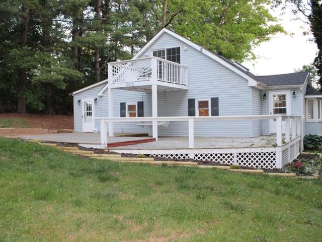 6570 Walnut Ln, Fairlawn, VA 24141
