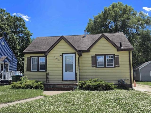 657 Dawson St, Waterloo, IA 50703