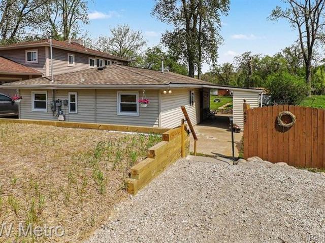 657 Dunleavy Dr, Highland, MI 48356