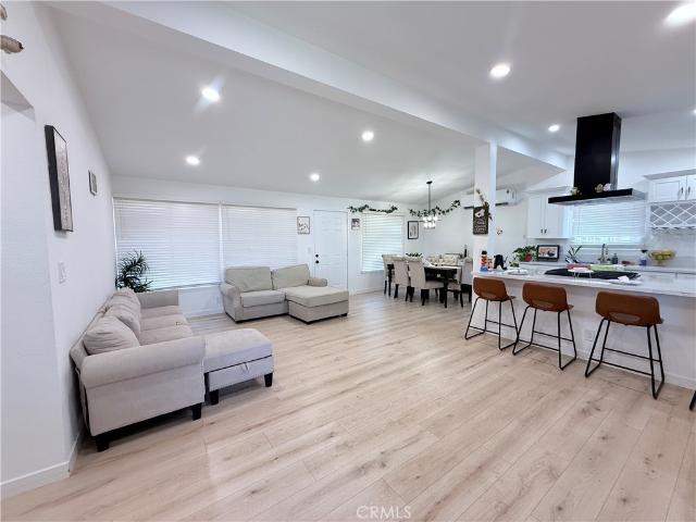 657 E King