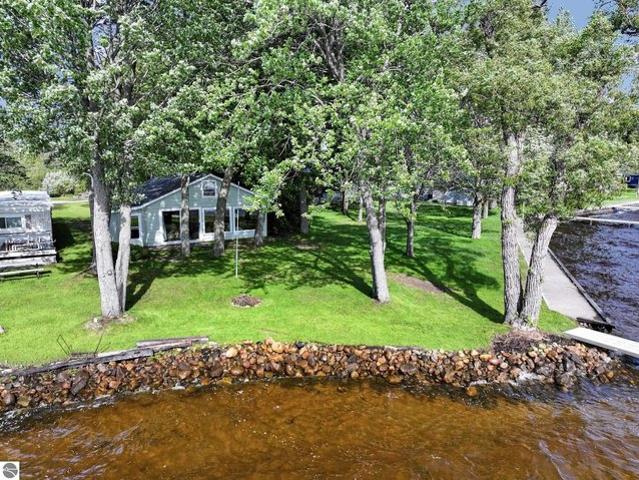 657 E Lake Mitchell Dr, Cadillac, MI 49601