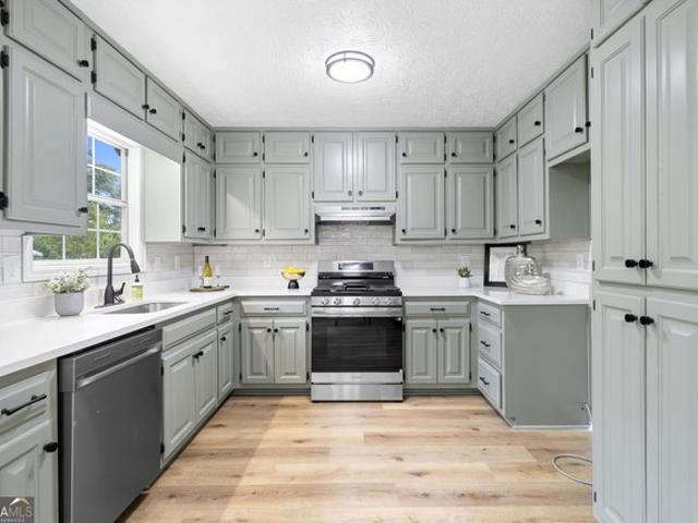 6584 River Glen Dr, Riverdale, GA 30296