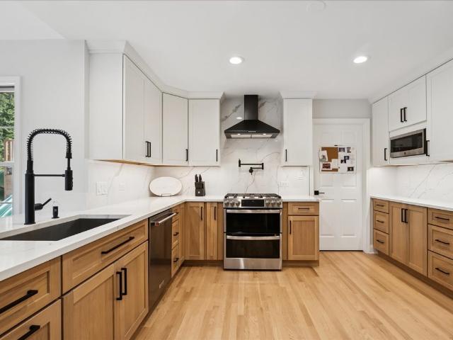 658 Lexington Square W