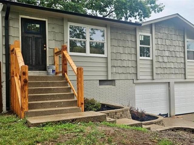 658 N Mohican Dr, Independence, MO 64056