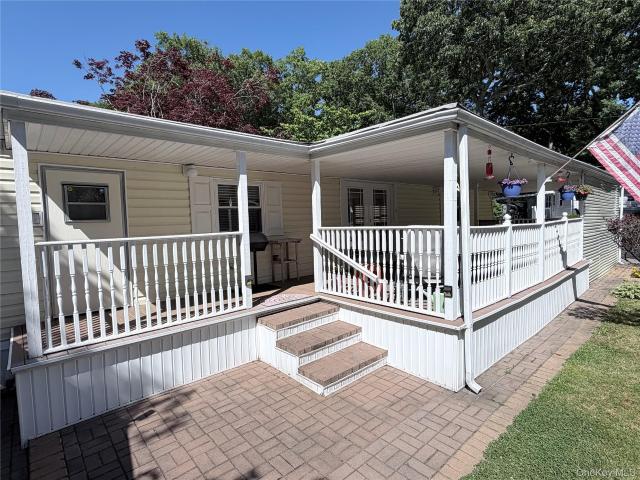 658 Sound Avenue E 10