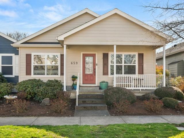 659 Blue Moon Dr, Central Point, OR 97502