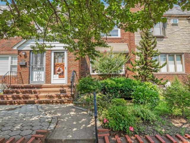 65 30 78th St, Middle Village, NY 11379