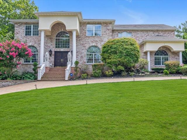 65 Threepence Dr, Melville, NY 11747