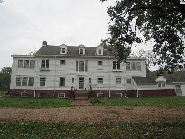 65 Willowbrook Rd, Hutchinson, KS 67502