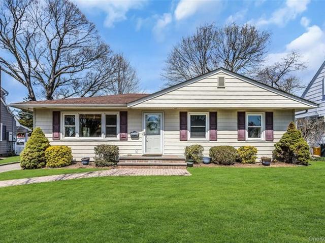 65 Allan Dr, East Norwich, NY 11732