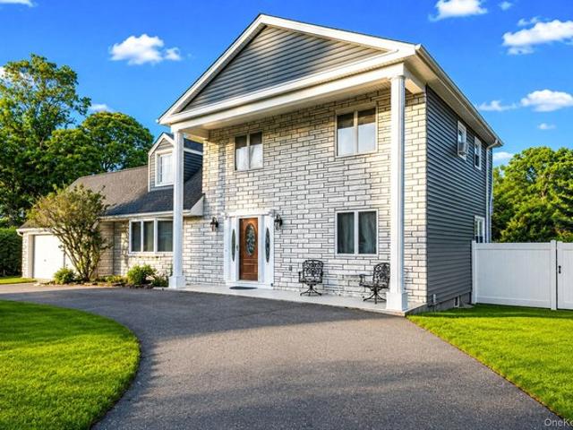65 Avenue D, Farmingville, NY 11738