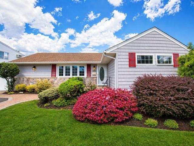 65 Cheshire Rd, Bethpage, NY 11714