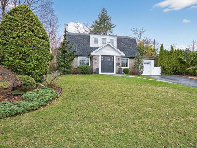 65 Circle Dr, Roslyn Heights, NY 11577