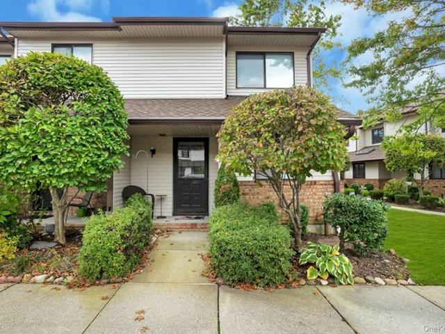 65 Cottonwood Ct, Wantagh, NY 11793
