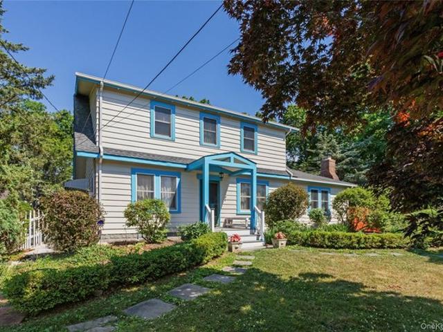 65 Hedges Rd, East Patchogue, NY 11772