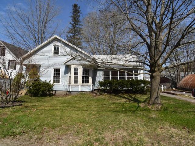65 High St, Newport, ME 04953