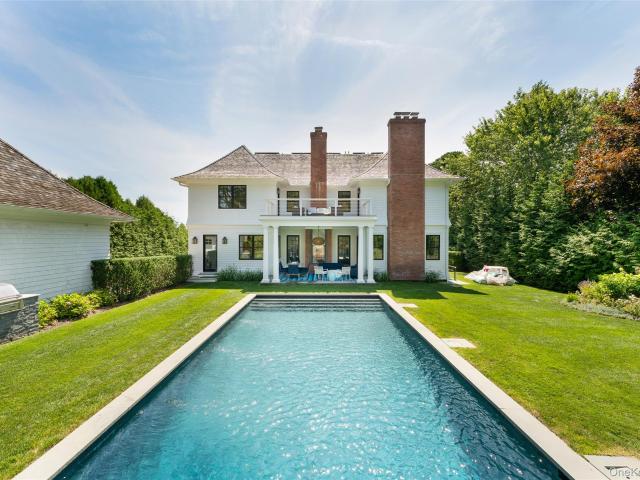 65 Middle Pond Road Missapogue Ct