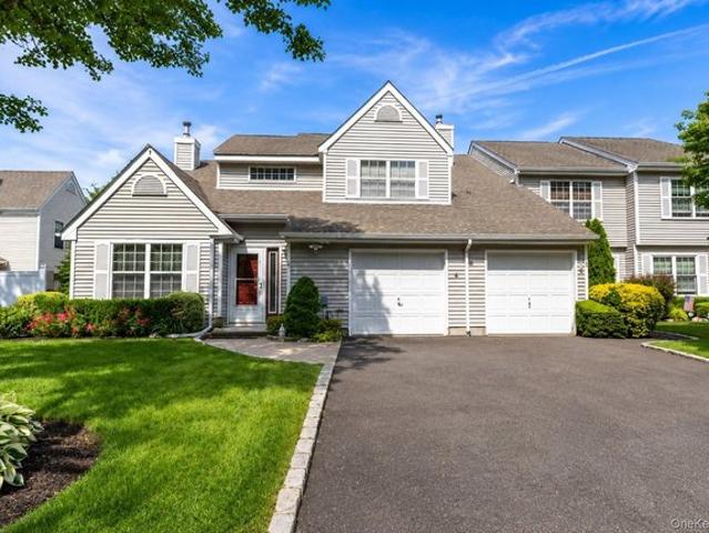 65 Mystic Cir, Bay Shore, NY 11706