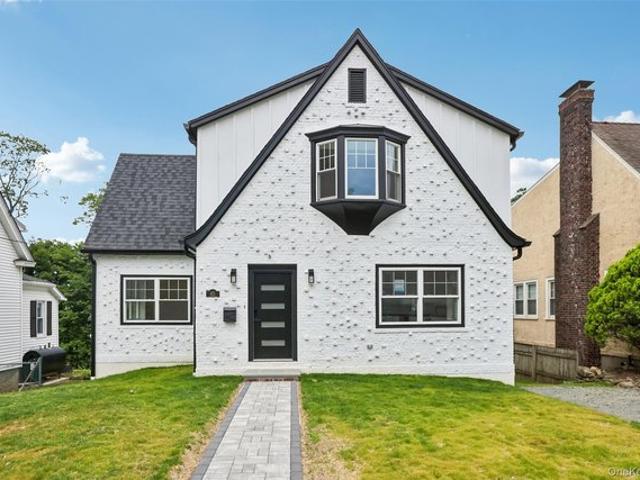 65 Overlook Dr, Valhalla, NY 10595