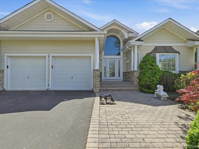 65 Redan Dr, Smithtown, NY 11787