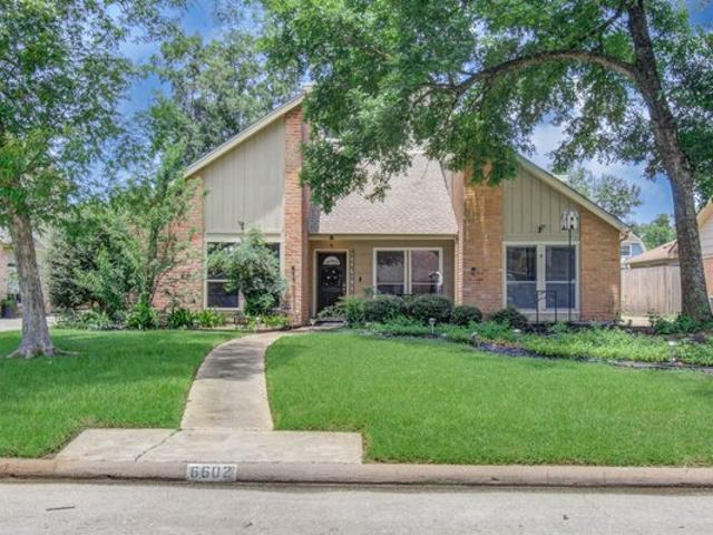 6602 Castle Lane Dr, Houston, TX 77066