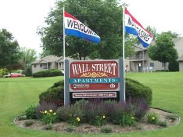 $660 / 2br 900ft² Spring into your new home 2730 w wall street map