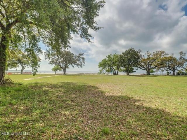 660 E Beach Blvd, Gulfport, MS 39501