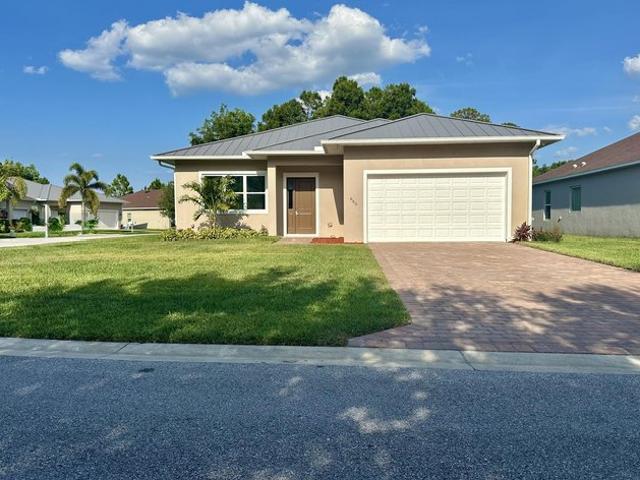 660 NE Moss Rose Pl, Port Saint Lucie, FL 34983