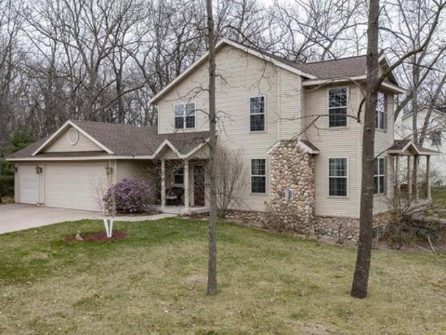 660 Sunset Dr, Waupaca, WI 54981