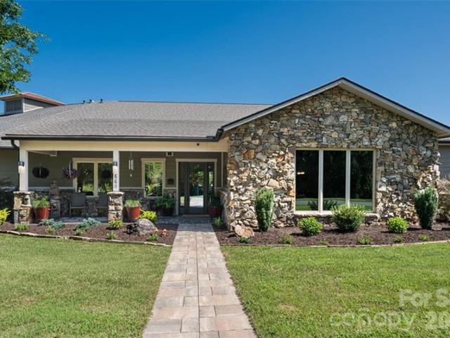 660 Pleasant Grove Rd, Hendersonville, NC 28739