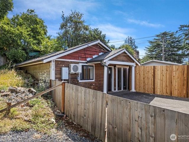 6618 43rd Ave S, Seattle, WA 98118