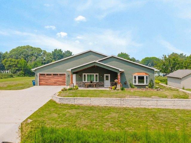 661 E River Dr, Omro, WI 54963