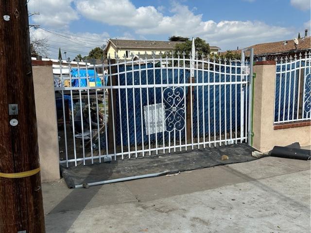 661 W 65th St, Los Angeles, CA 90044 | MLS #DW23124 | Compass
