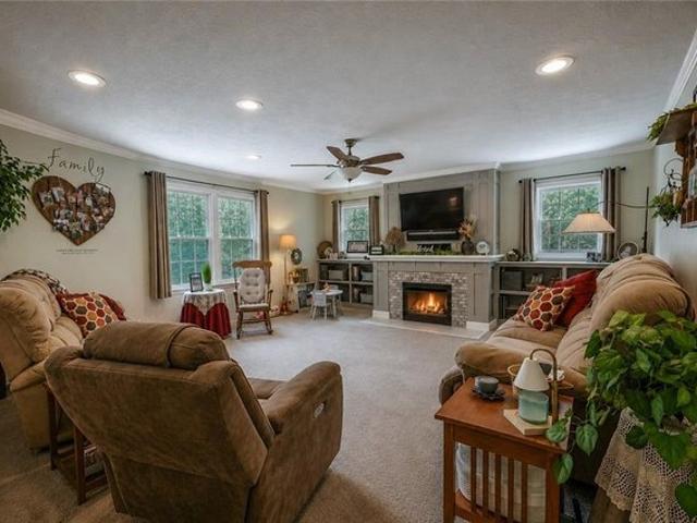 6623 N Seminole Dr, Douglasville, GA 30135