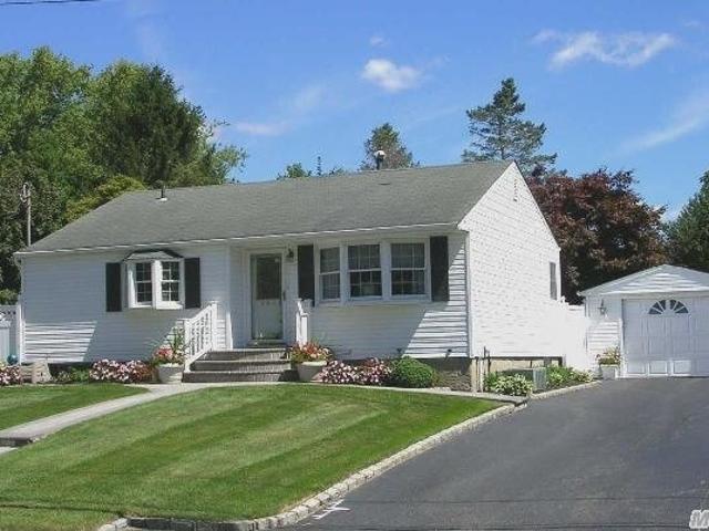 662 College Rd, Farmingville, NY 11738