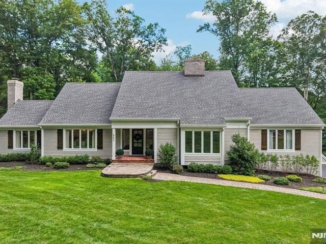 662 Juniper Pl, Franklin Lakes, NJ 07417