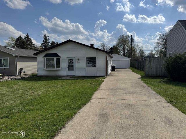 6631 Cloverton Dr, Waterford, MI 48329
