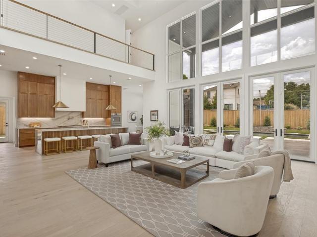 6633 Greenwich Lane