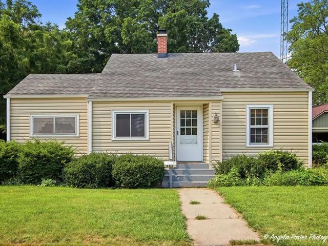 663 Pleasant St, Woodstock, IL 60098