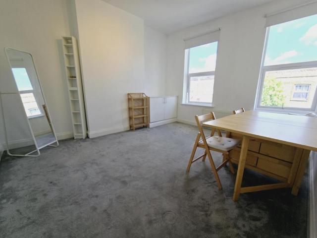 663B Holloway Road, Archway 2 bed flat to rent £2,150 pcm £496 pw