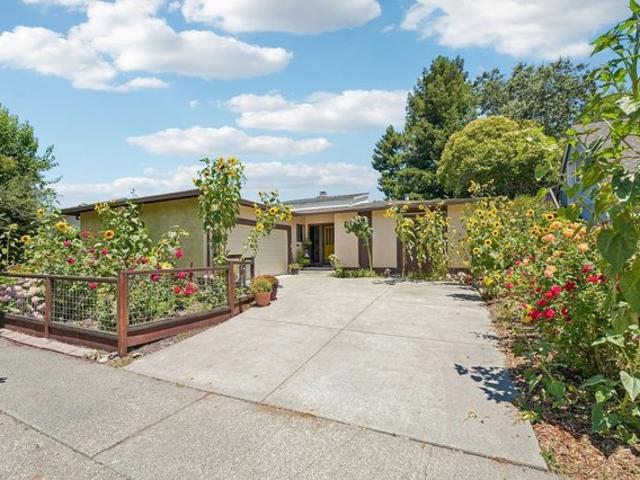 6644 Greenmeadow Dr, Santa Rosa, CA 95409