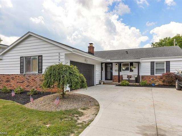 6642 Nancy Dr, North Olmsted, OH 44070