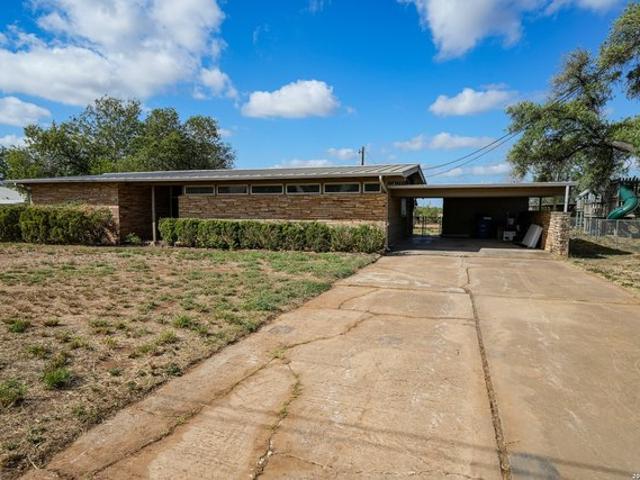 664 S Edwards Ave, Charlotte, TX 78011