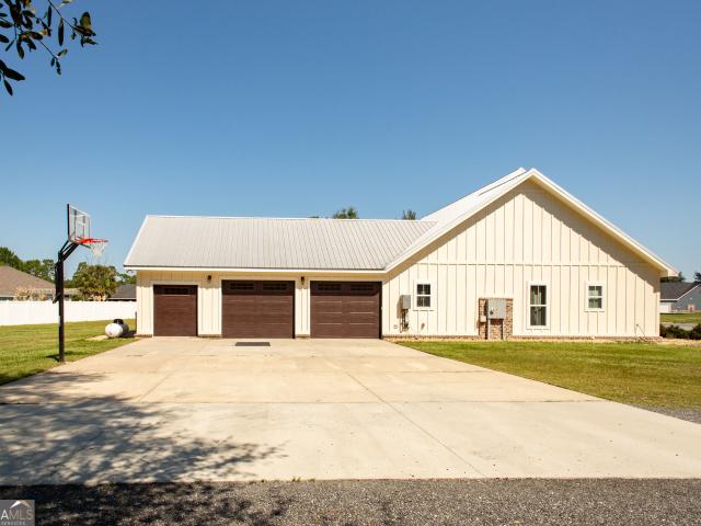664 Saddle Circle