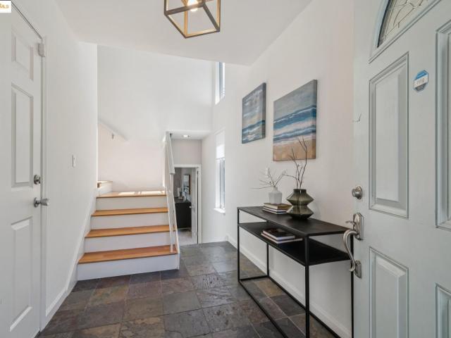 6656 Charing Cross Road, Oakland, US, CA