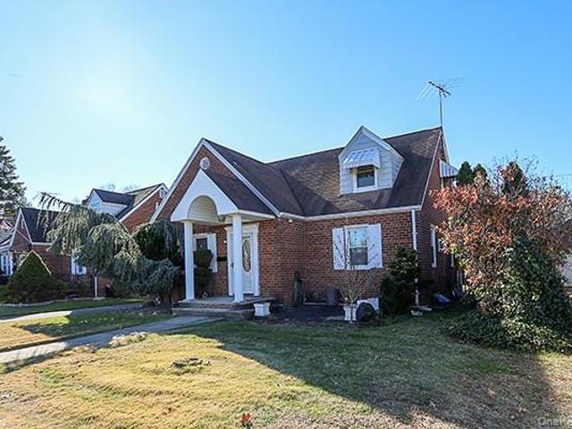 665 Foch Blvd, Williston Park, NY 11596 | MLS #940665 | Compass