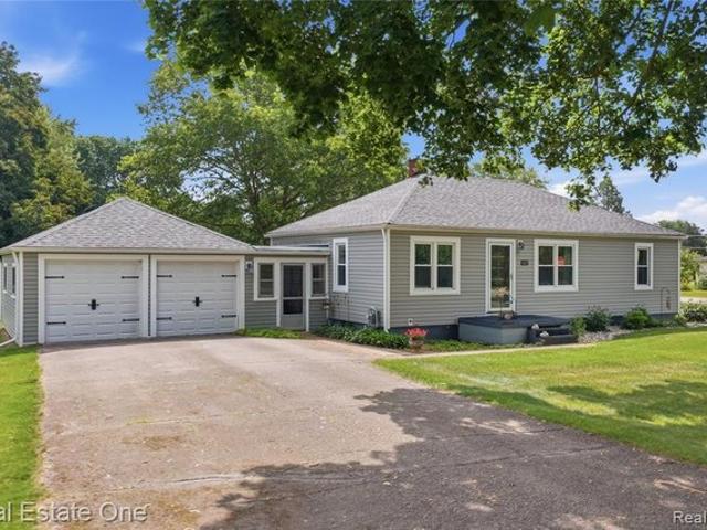 665 S Howell St, Pinckney Vlg, MI 48169