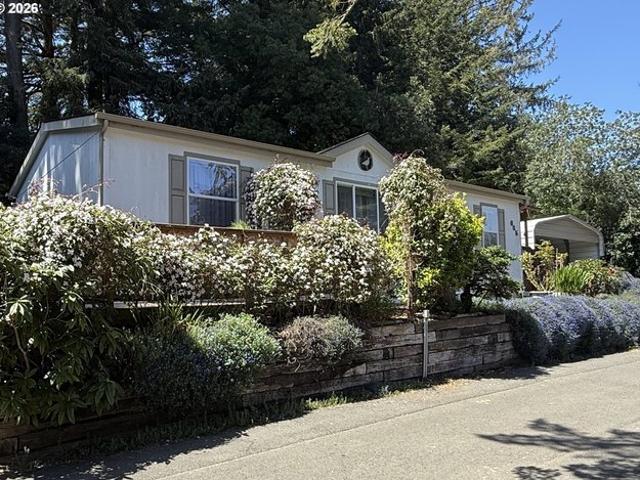 665 Village Pines Dr, Coos Bay, OR 97420